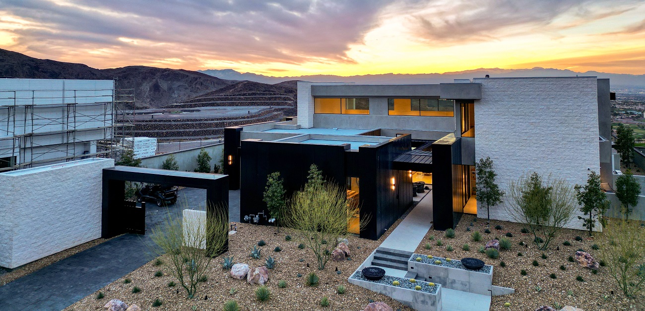 The Powerful Visual Impact of Disappearing Glass Walls